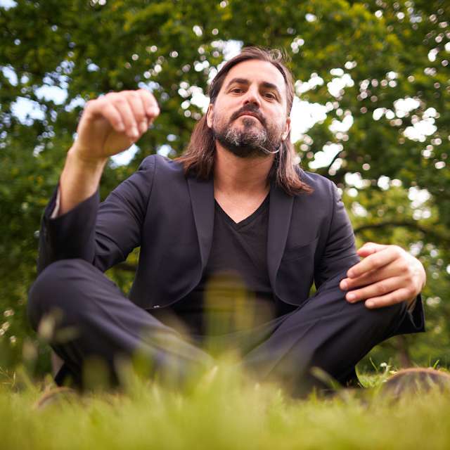 Shayne Cook presentan el sencillo «Miles Away» (Australia) – R+