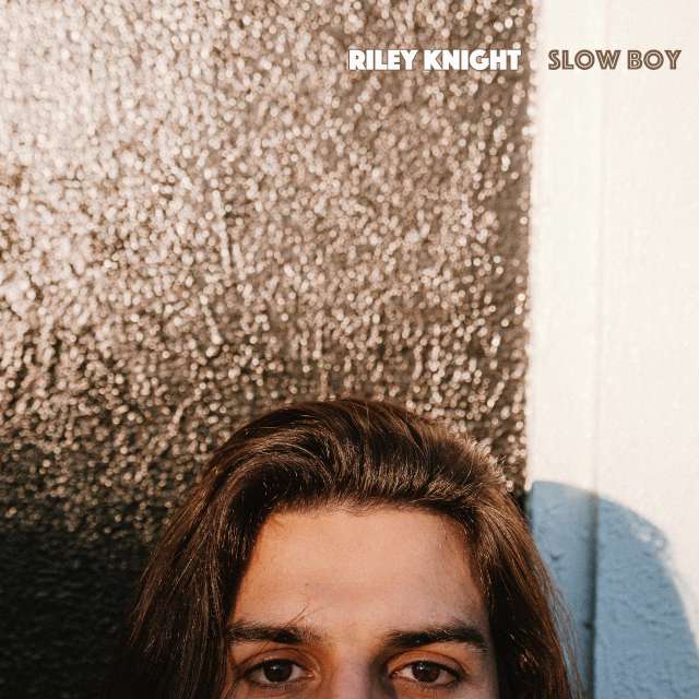 Riley Knight presenta el sencillo «Slow Boy» (EE.UU.) – R+
