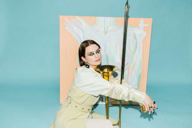 Ebba Åsman presenta el sencillo «Be Free» (Suecia) – R+