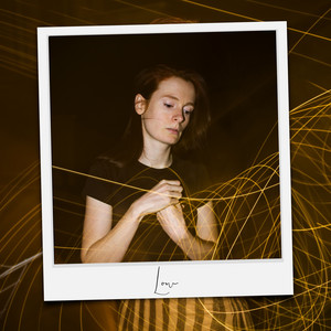 Isla presenta el sencillo «Low» (Nueva Zelanda) – R+