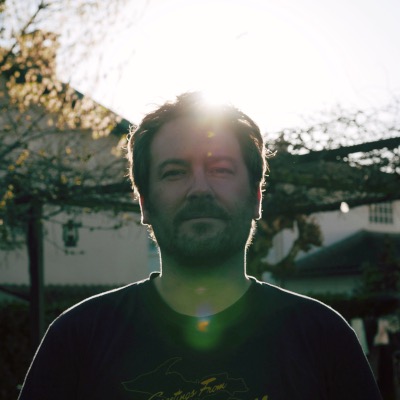 Richard Andrews presenta el sencillo «A Field of Gold» (Francia/UK) – R+