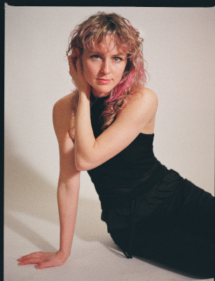 IONNA presenta el sencillo «Waking» (EE.UU.) – R+