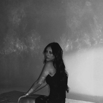 Mia Baron explora relaciones tóxicas en el indie pop de «3 words ...