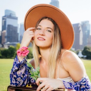 “Barefoot Days”: Amber Westerman invita a reconectar con lo esencial en ...